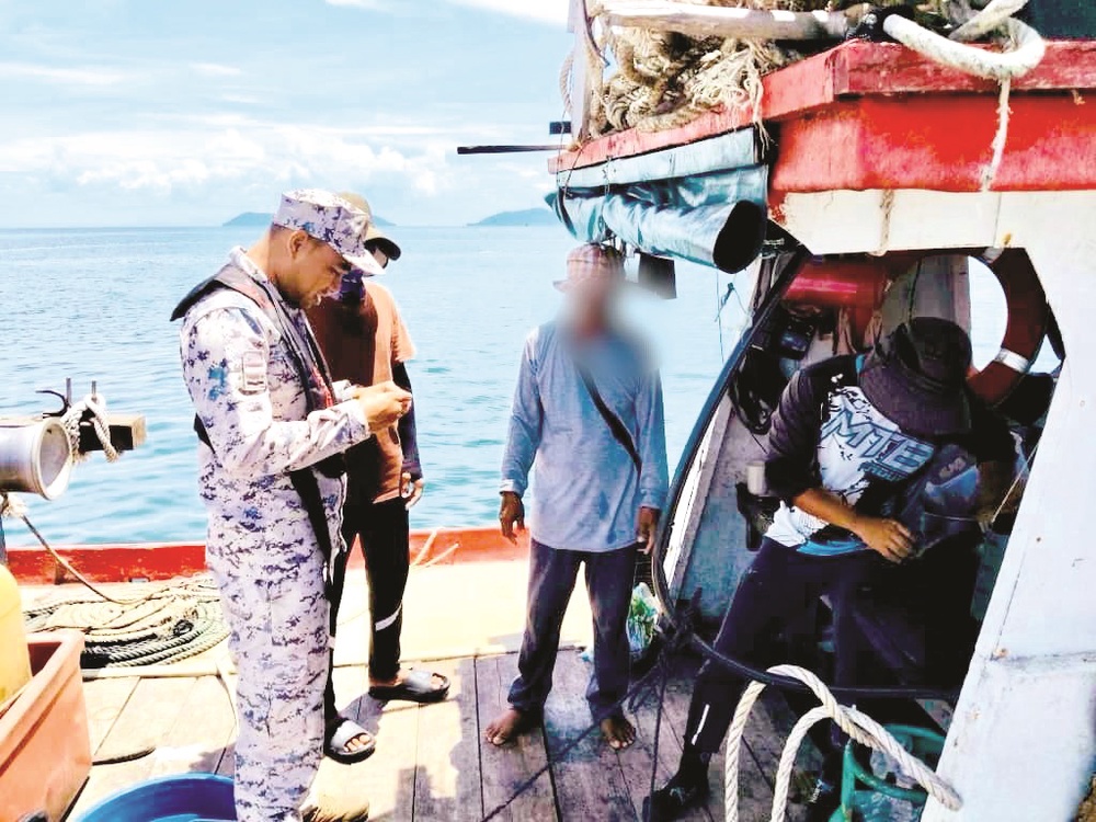 Fishing vessel detained in Lahad Datu for licence violation
