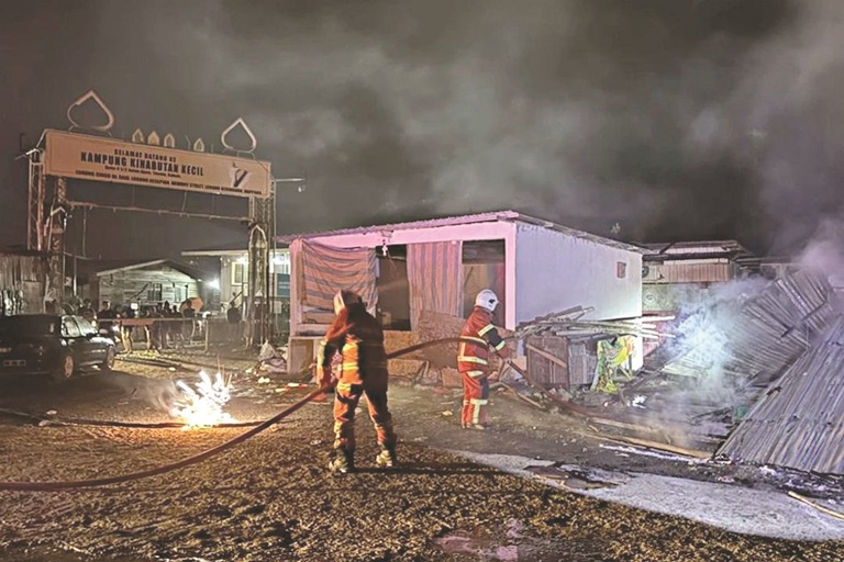 6 lot deretan kedai musnah dalam kebakaran di Tawau