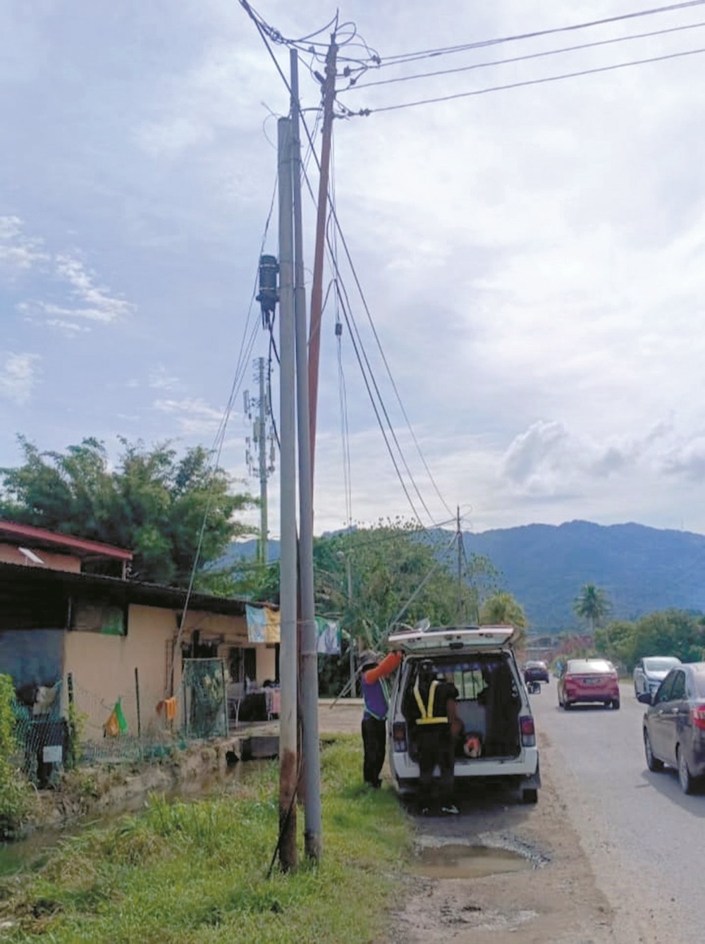 TM, Celcom Timur perhebat pemeriksaan tiang condong dan kabel jatuh