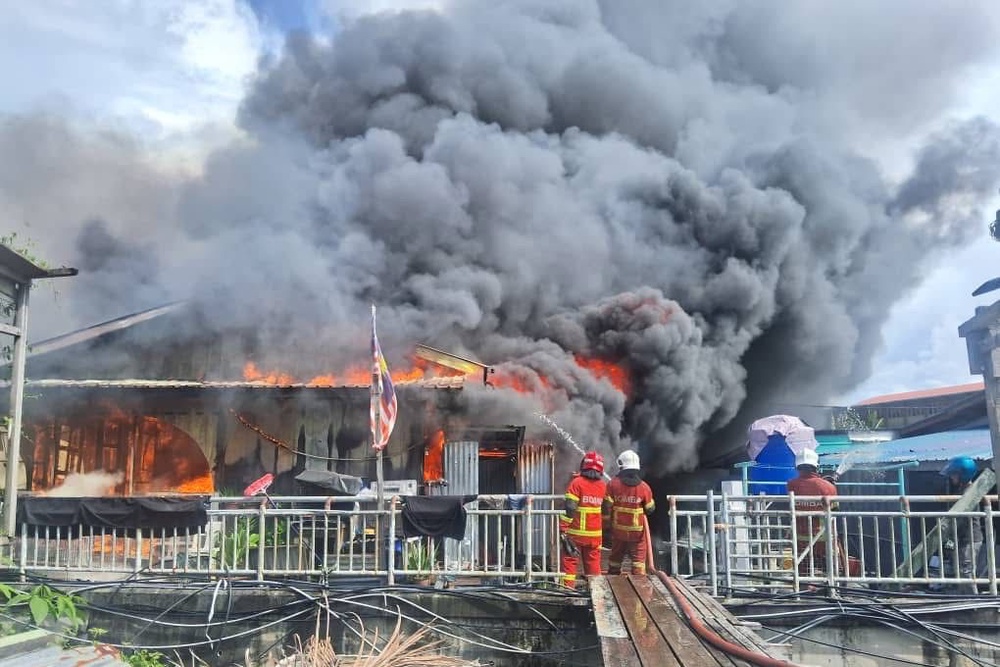 Eight homes destroyed in Putatan stilt-house fire