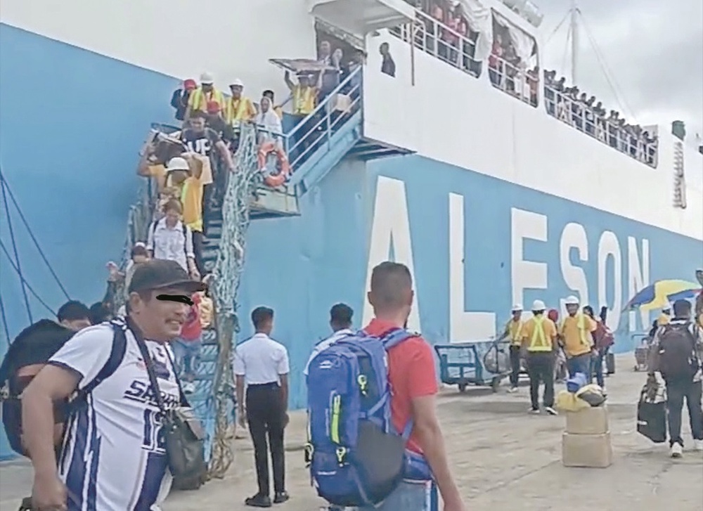 The deported Filipinos arriving in Zamboanga.