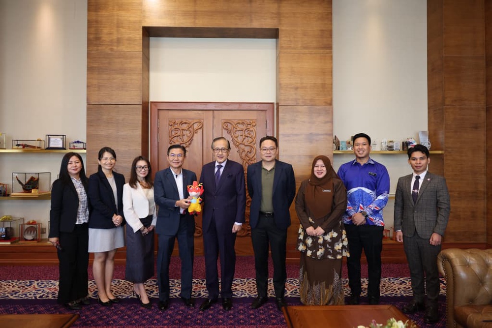 Government seeks closer ties with banking sector