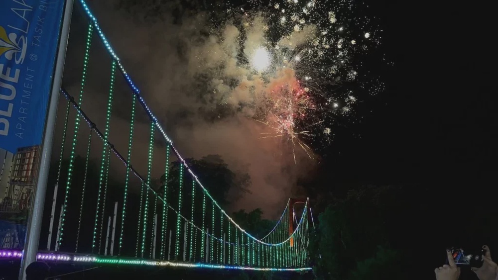 Jambatan Gantung Bicentennial Tasik Biru Kini Berwajah Baharu