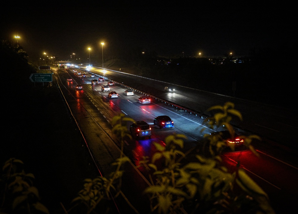 Traffic flow on all major highways smooth despite rain at several locations