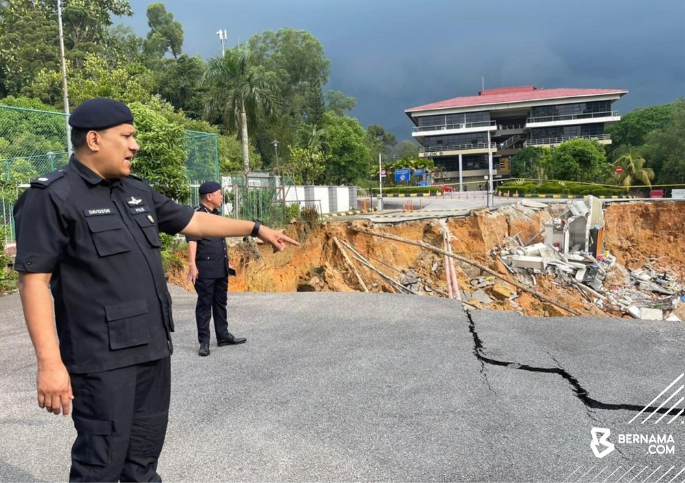 Landslide in front of MACC academy in KL, 76 people evacuated