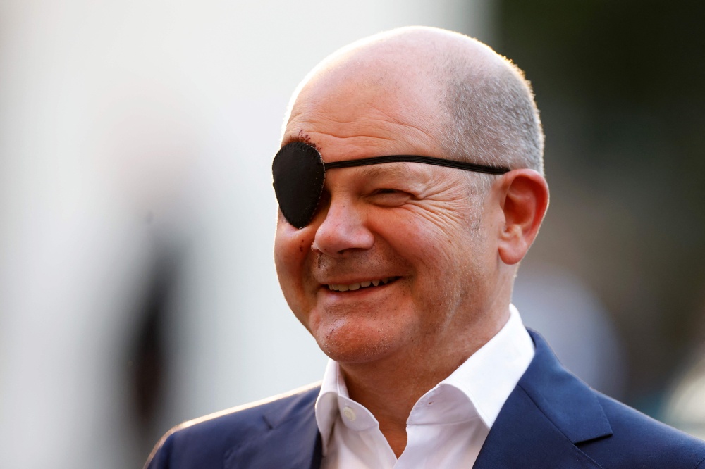 Pirate politician: Eyepatch-wearing Scholz sparks mirth