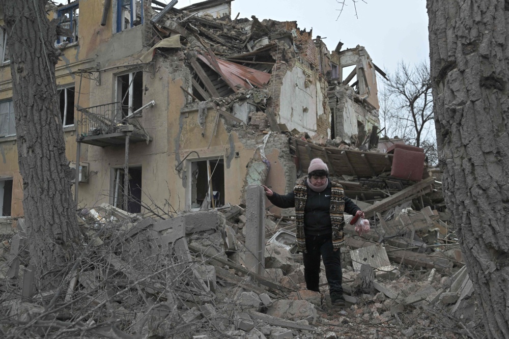 Russian bombing raids kill three in eastern Ukraine