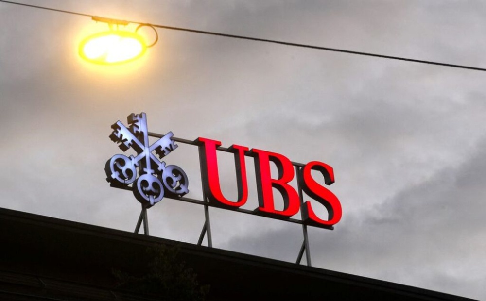 UBS shares fall as Swiss central bank ups reserve requirement