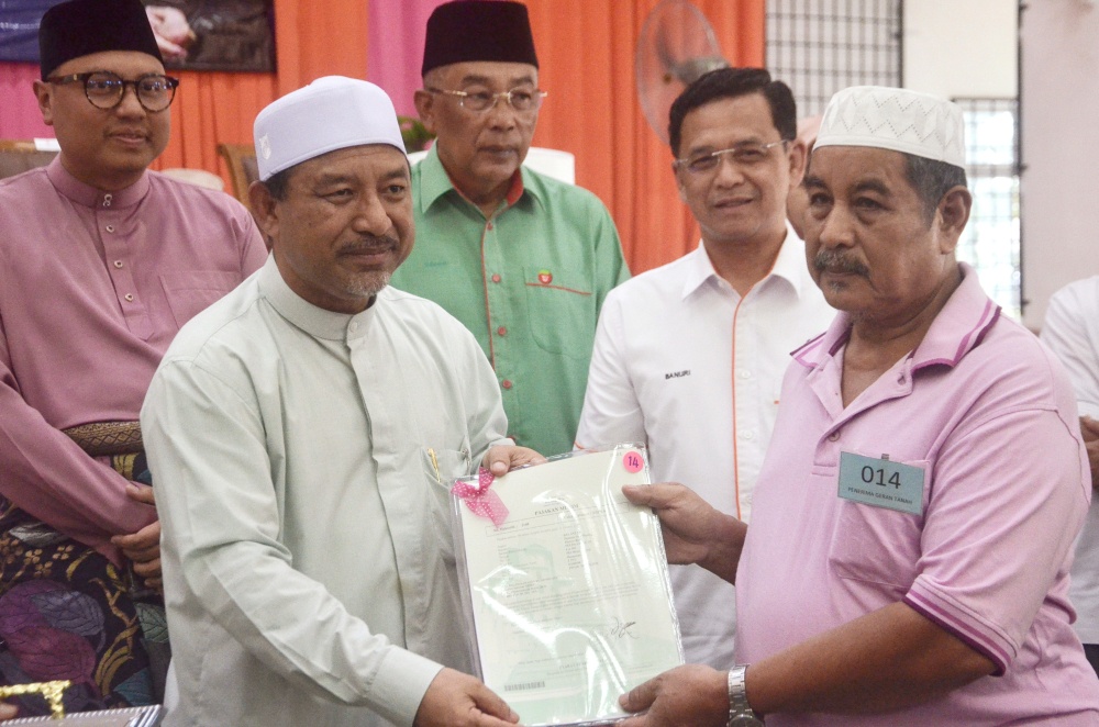 After 40-year wait, over 200 Felda Chiku 3, Felda Aring 1 settlers in ...