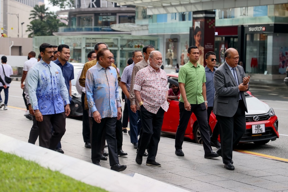 Sultan Ibrahim, Anwar stroll through Bukit Bintang, greet public after ...