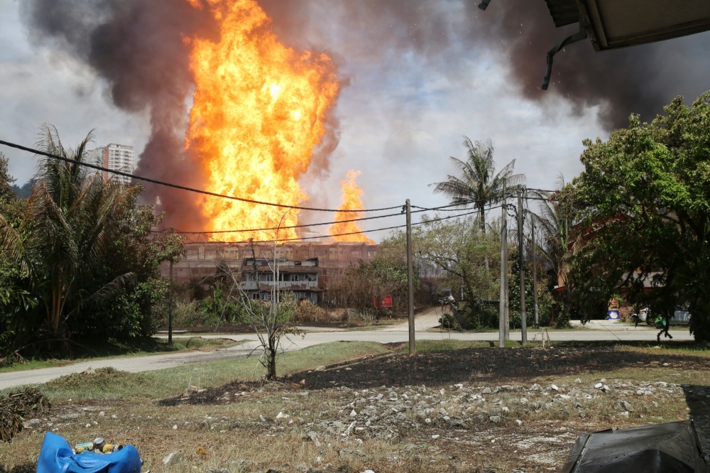 Fire rages for more than three hours at Petronas gas pipeline in ...