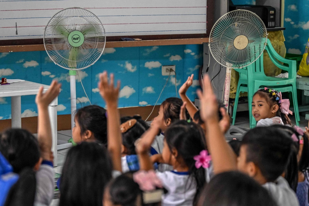 How Filipino teachers battle sweltering heat to keep kids learning