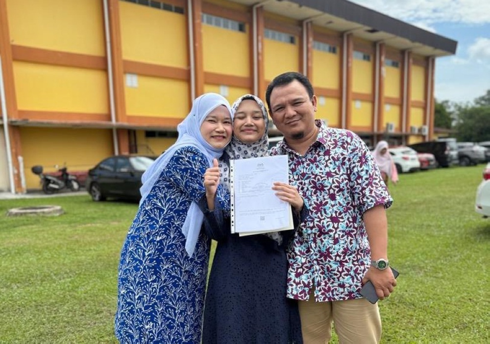 Proud mum moment: Fadhlina thanks teachers and family as daughter ...