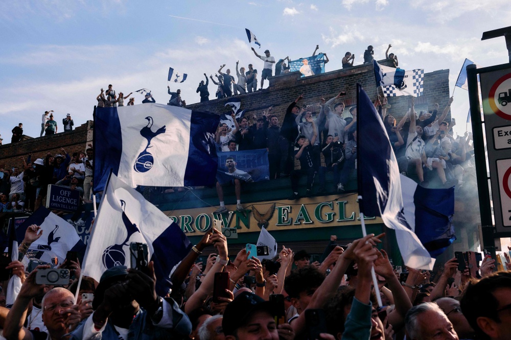 Tottenham parade Europa League trophy in north London as 150,000 fans ...