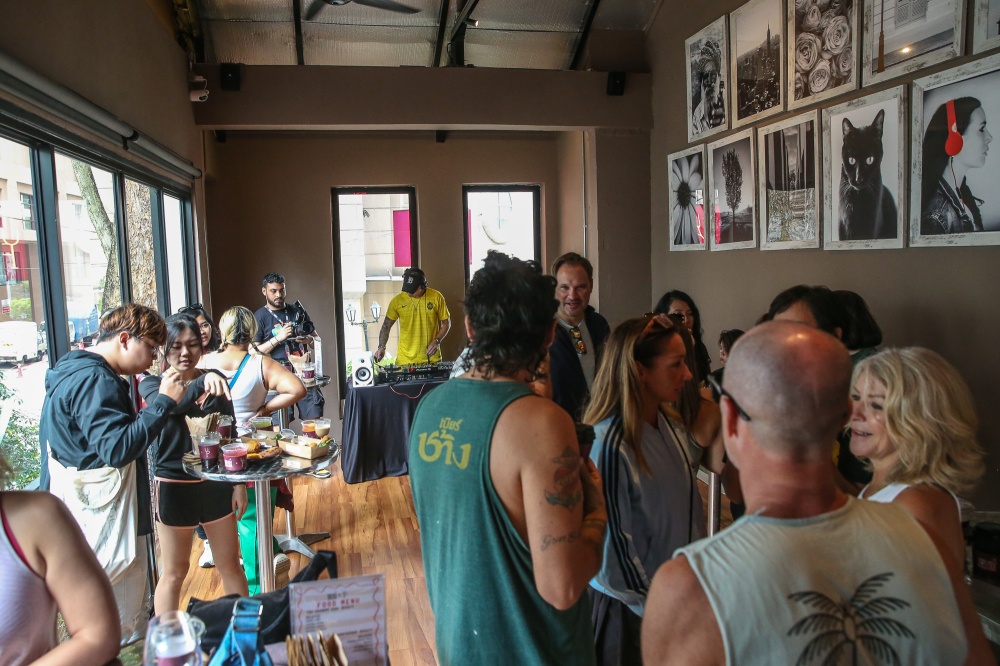 Clubbing without alcohol in bright daylight: What is ‘coffee rave’, the ...