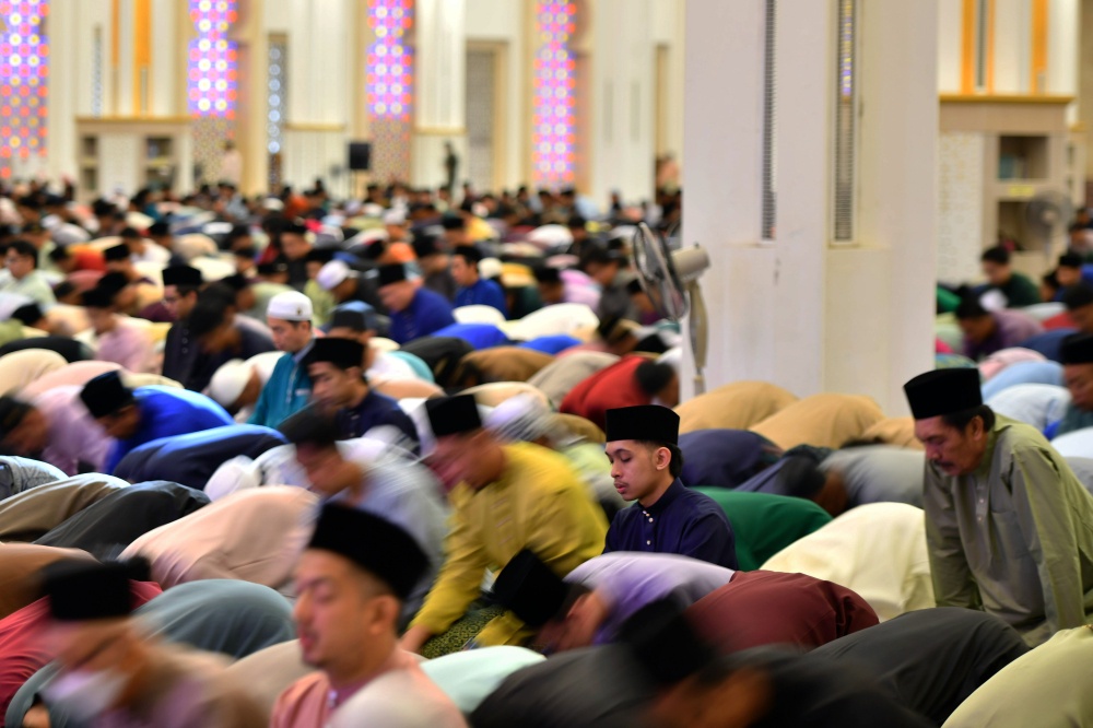 Festive spirit fills mosques nationwide as Muslims celebrate Hari Raya ...