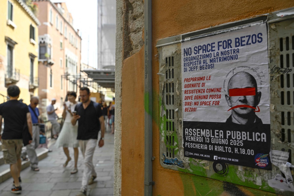 ‘No space for Bezos’: Venice locals protest billionaire wedding with ...