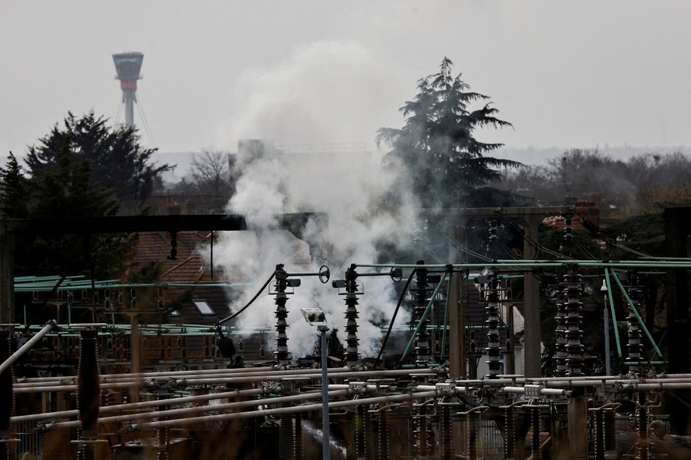 Heathrow shutdown fire tied to National Grid failures, UK report finds
