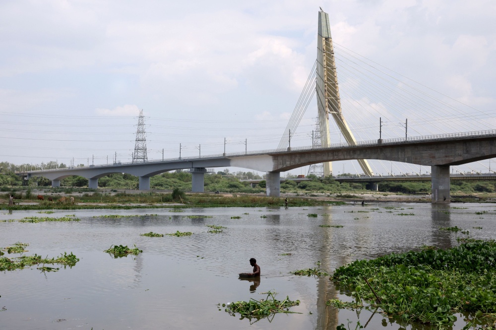 Risking it all in the holy river: India’s scrap divers search for ...