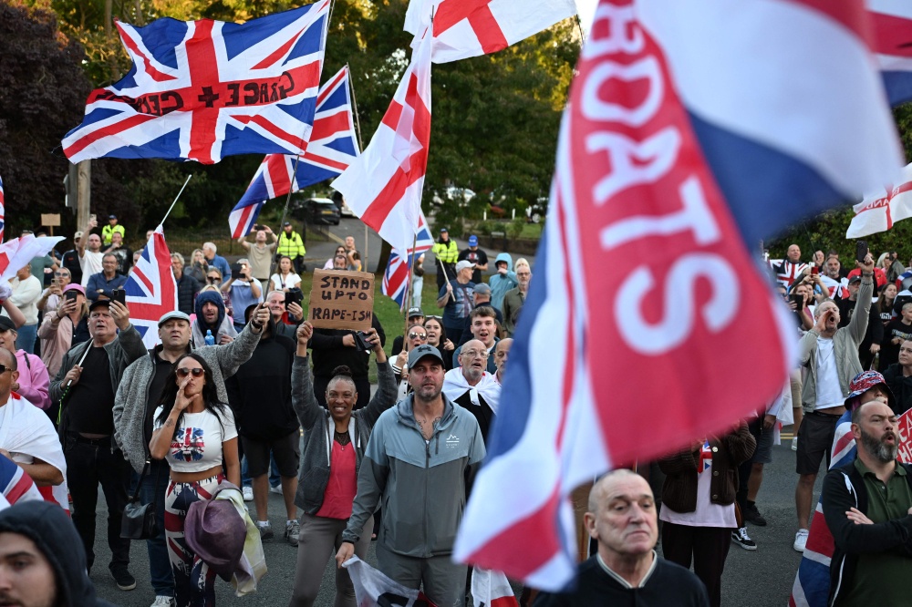 London on high alert as anti-immigrant march and anti-racism rally set ...