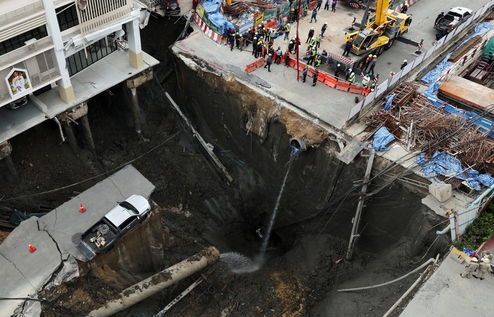 Bangkok sinkhole crisis: Sandbags, stone deployed to prevent building ...