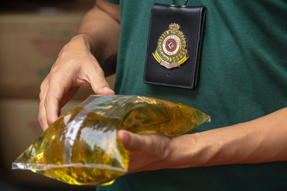 Cooking oil smuggling syndicate: ‘Datuk’ remanded for three days