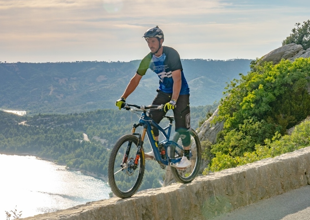 Social media star Aurelien Fontenoy breaks world record cycling up ...