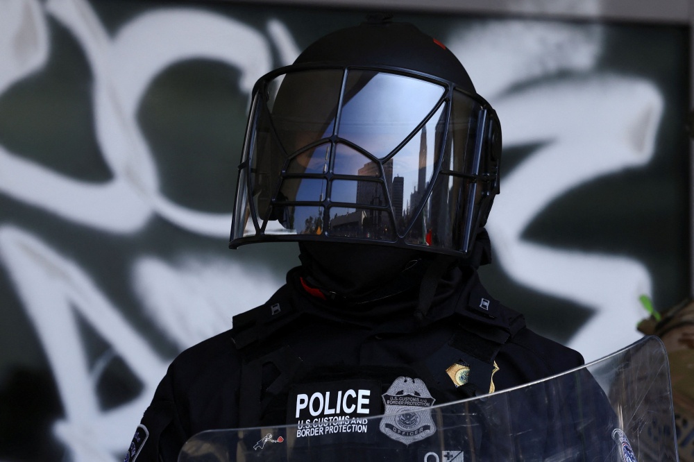 Chicago raid draws backlash as US Border Patrol sweeps up families ...