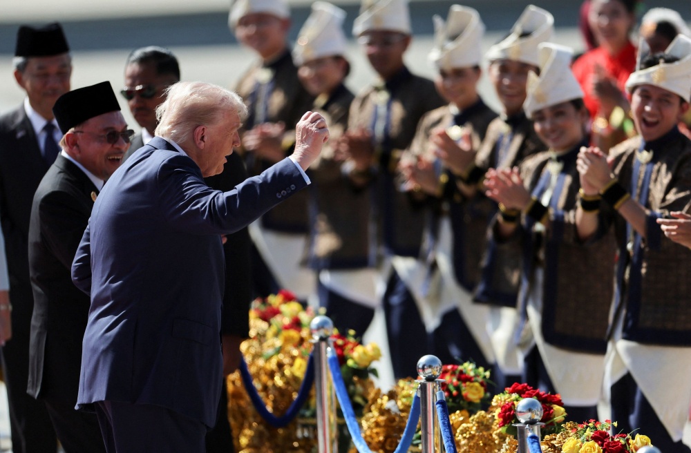 Trump dances to ‘Hawaii Five-O’ with Anwar on red carpet as Air Force ...