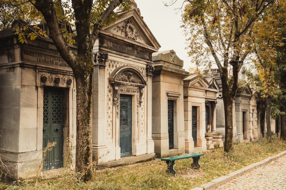 Eternal rest in iconic Paris cemeteries: Abandoned graves in Pere ...