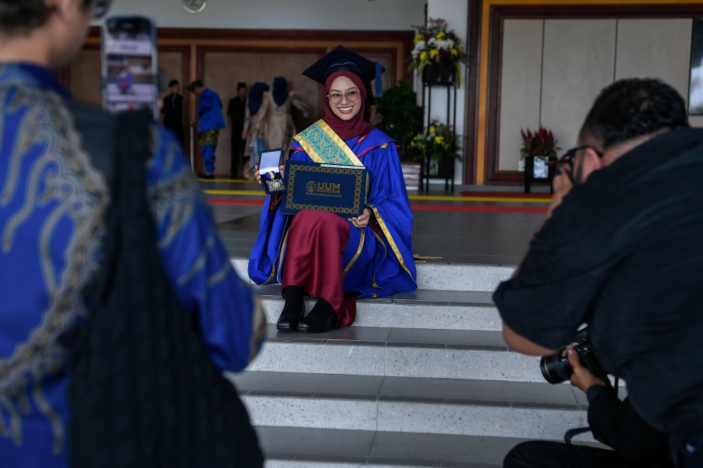 Nor Shamira shines at UUM convocation despite Stage Four cancer diagnosis