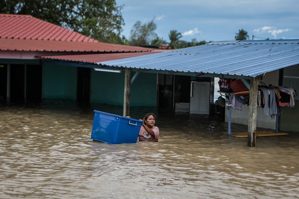 Penang floods recede but evacuee numbers climb in Kelantan, Kedah ...