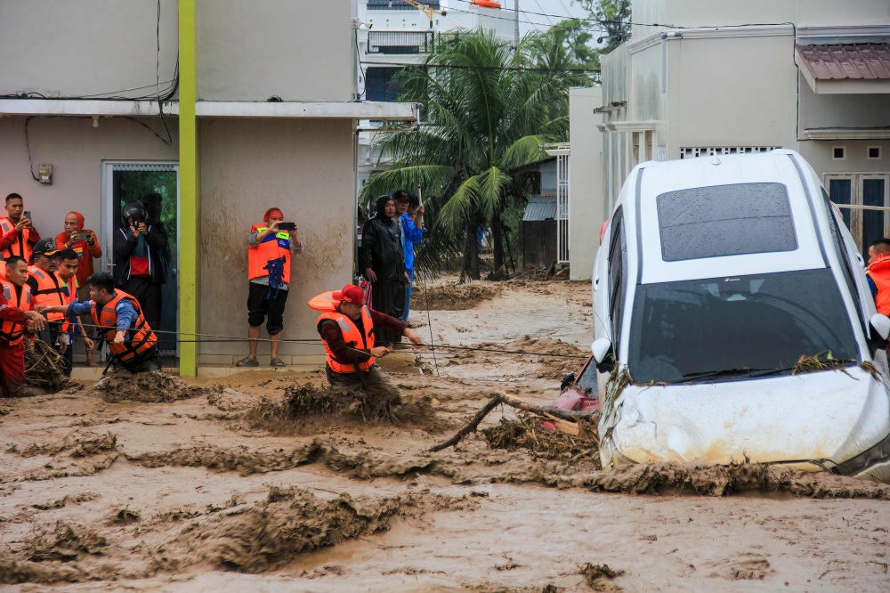 Clean-up begins in Thailand and Indonesia after catastrophic floods ...