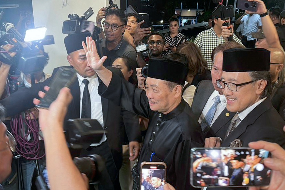 Official: Hajiji sworn in for second term as Sabah CM after securing ...