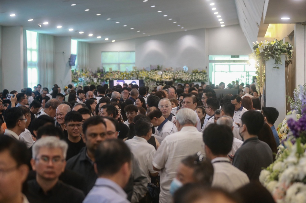 Crowds gather to bid Ling Liong Sik farewell in quiet ceremony - Newswav
