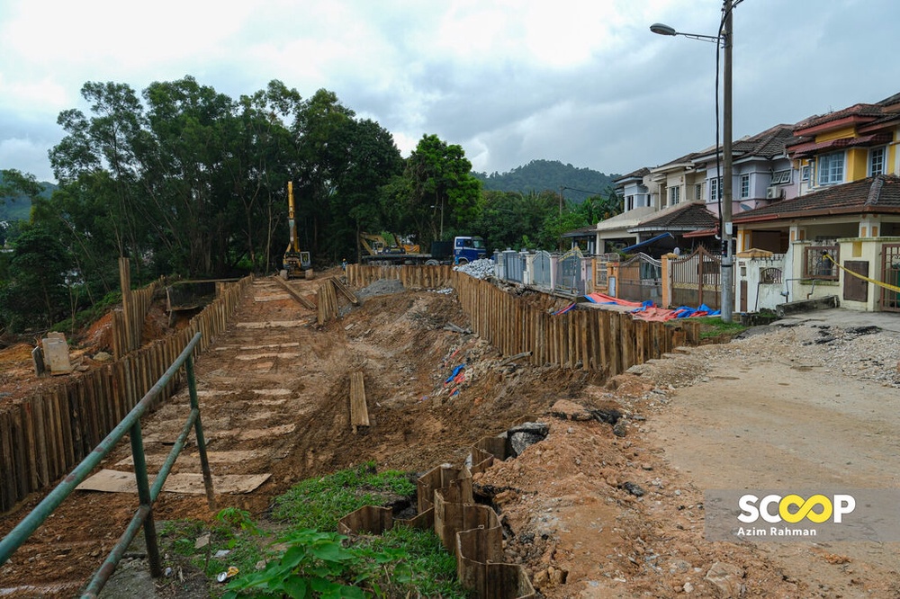 Tanah runtuh Taman Wawasan: Fasa pertama pemasangan cerucuk besi ...