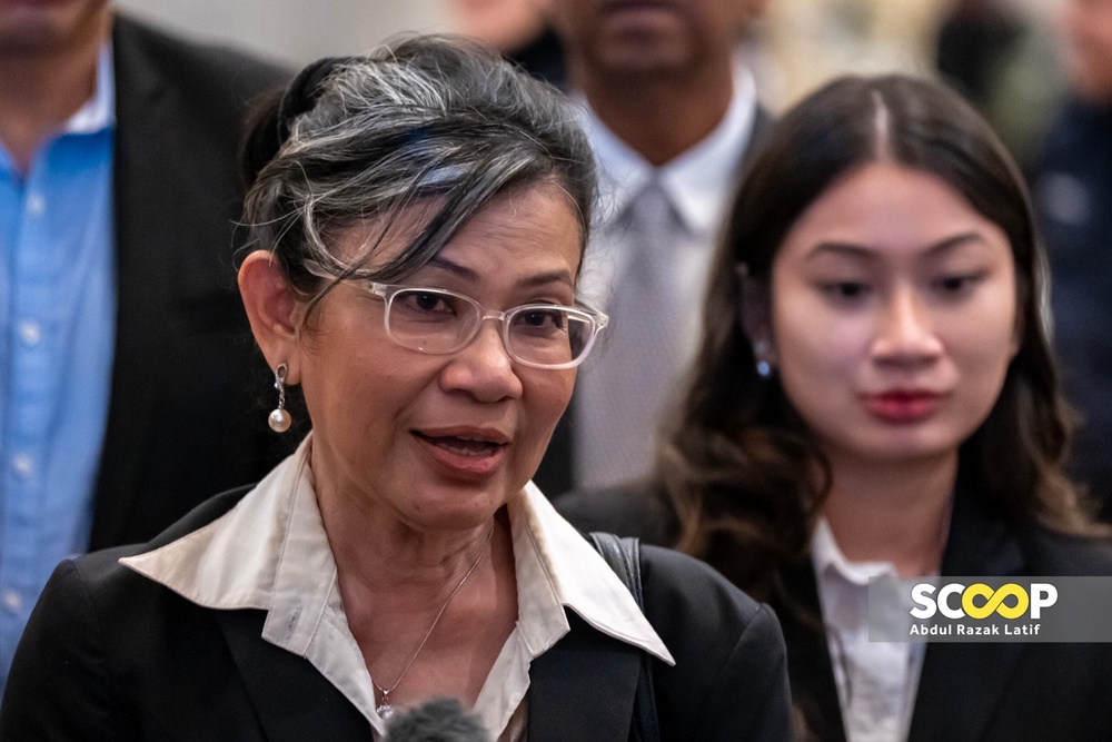 Nik Elin rubbishes report of her leading convert husband’s prayers