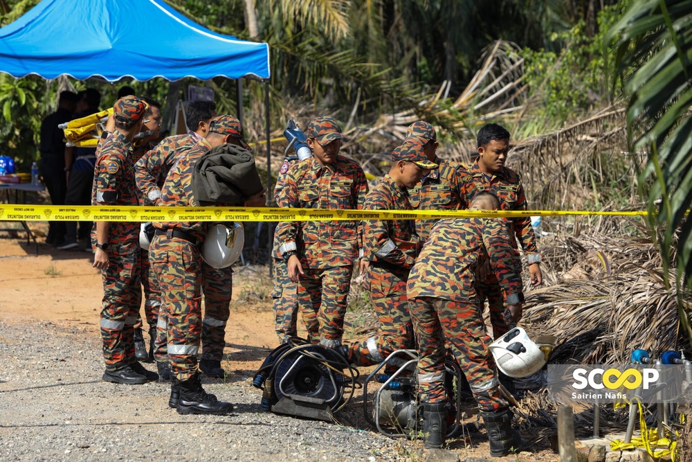 Nahas udara kapar: Bomba gali secara manual keluarkan mayat dalam tanah Nahas udara kapar: Bomba gali secara manual keluarkan mayat dalam tanah