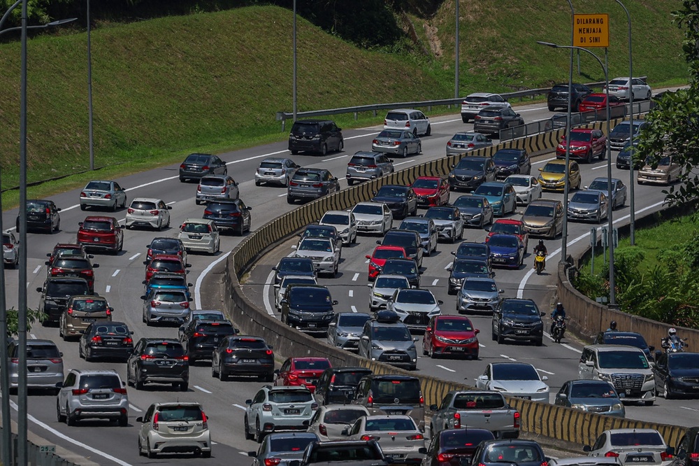 Traffic slow on major highways as people return home from CNY break