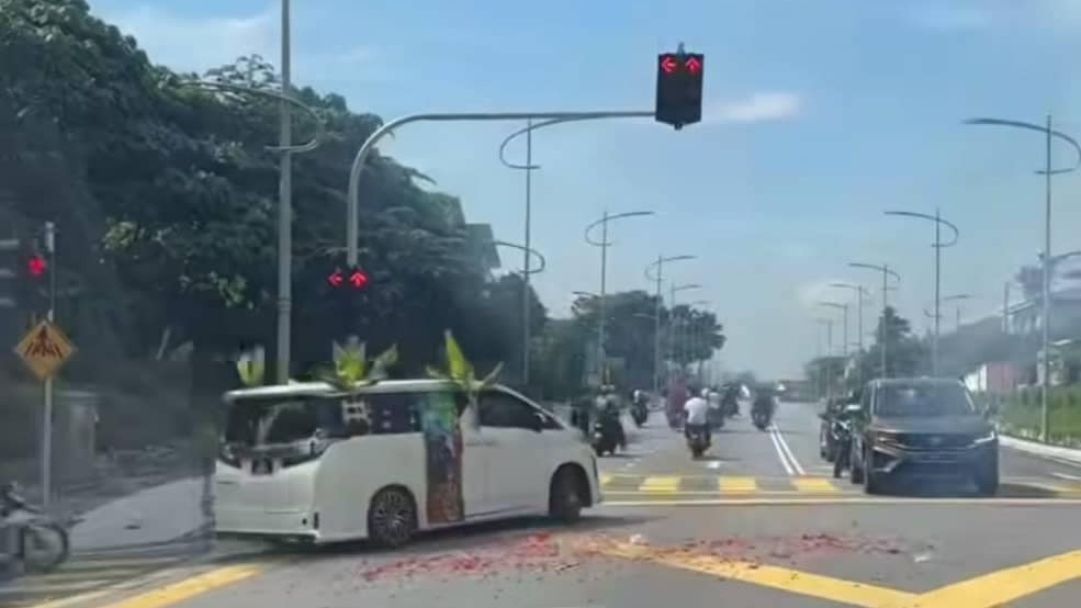 Warga emas antara 12 direman kes bakar mercun atas jalan berkaitan ... Warga emas antara 12 direman kes bakar mercun atas jalan berkaitan ...