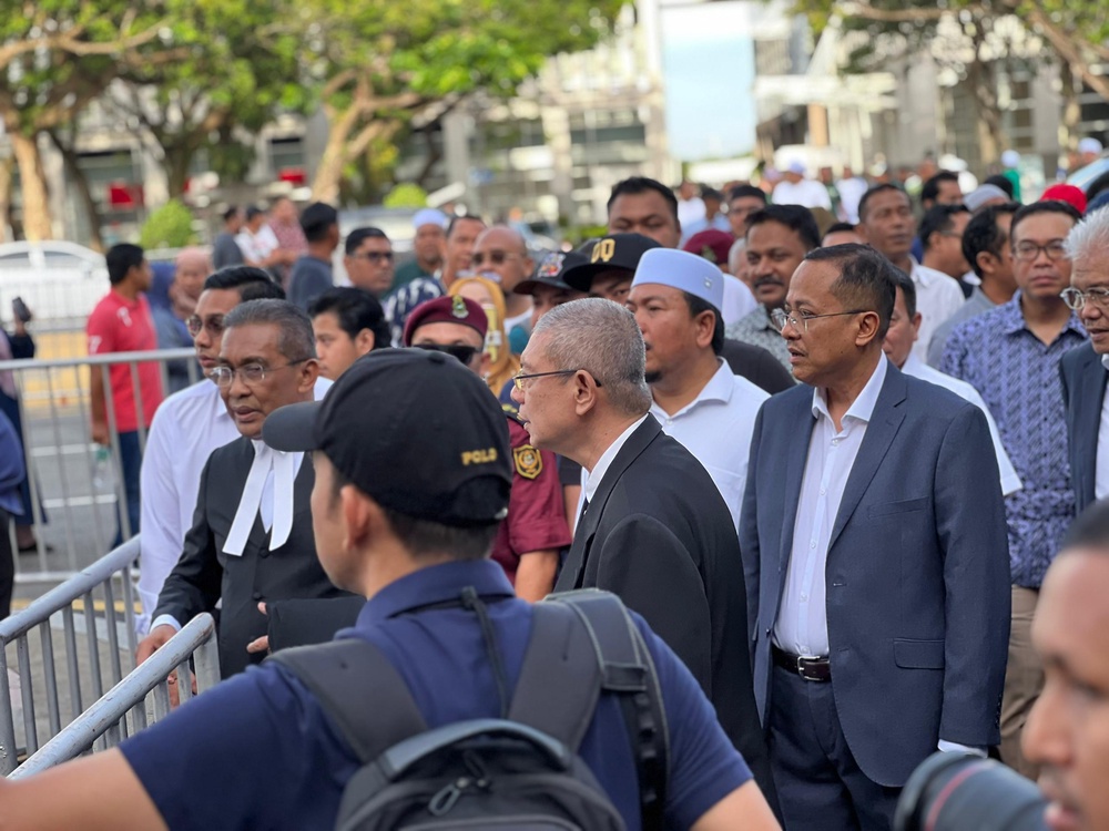 Najib’s addendum issue can trigger ‘constitutional crisis’: PAS