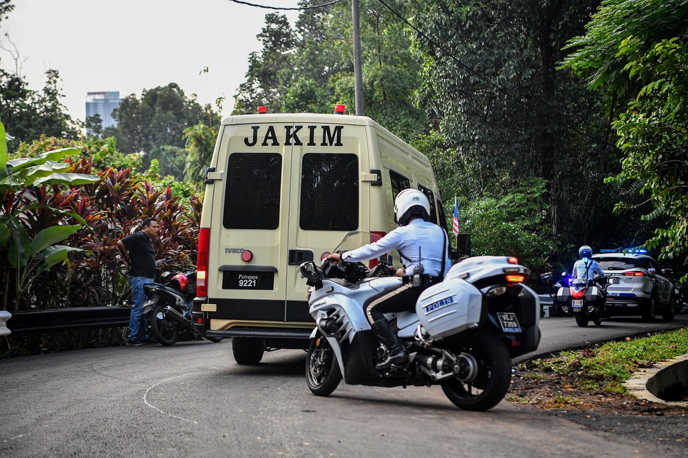 [UPDATED] Tun Abdullah’s remains arrive at Masjid Negara, public can ...
