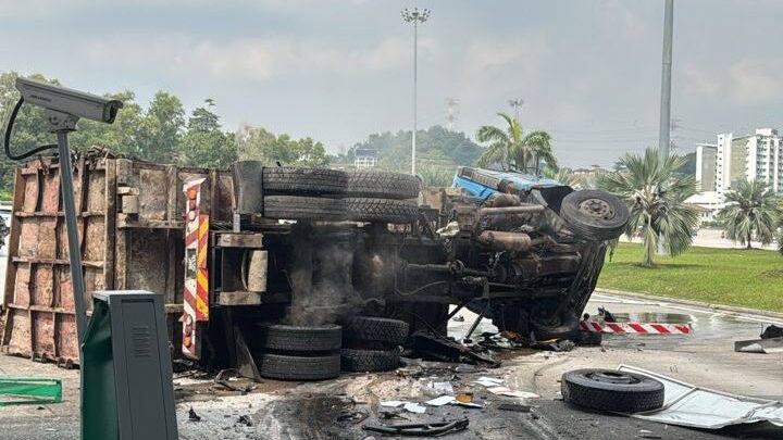 Nahas Plaza Tol Bukit Kajang: Video pemandu lori terjun awal selamatkan diri tular