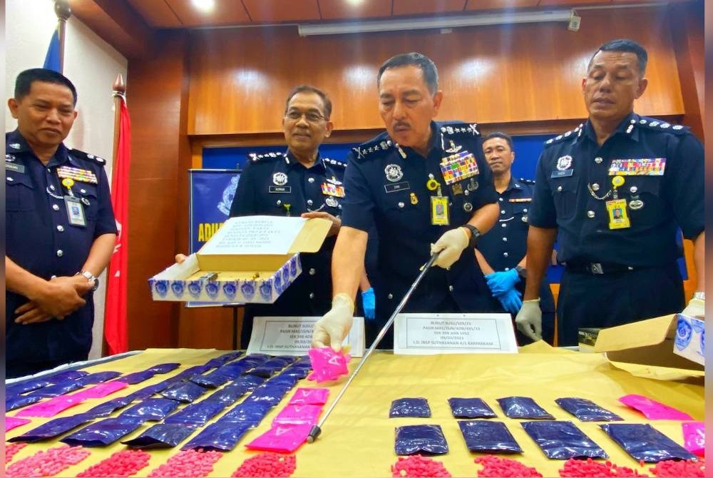 Dua beradik antara tiga ditahan bersama lebih 10,000 pil yaba Dua beradik antara tiga ditahan bersama lebih 10,000 pil yaba