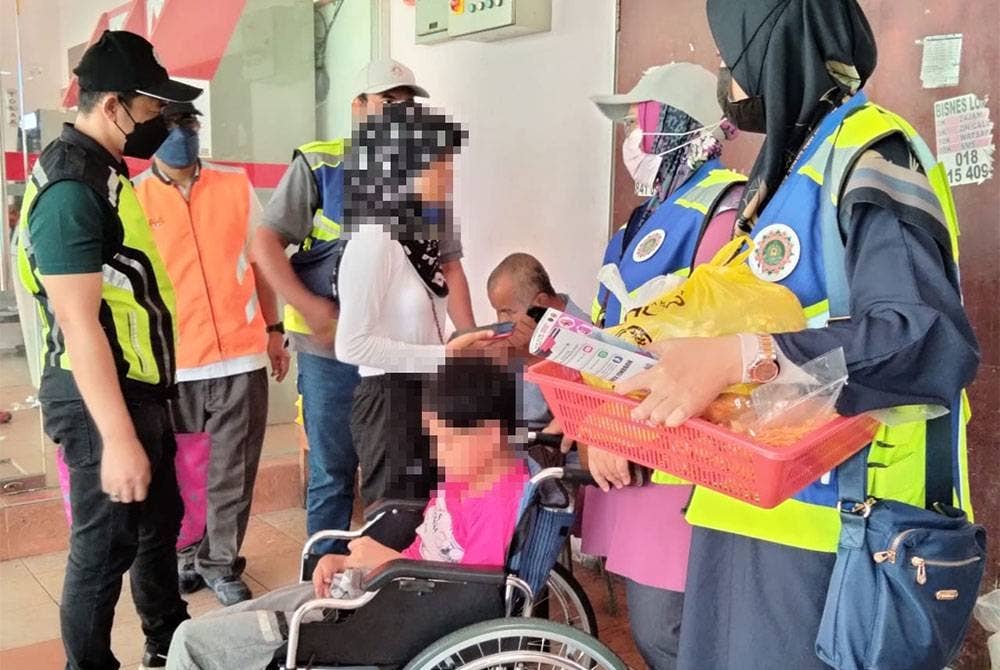 [VIDEO] Pakaian lusuh, bawa anak taktik pengemis raih simpati