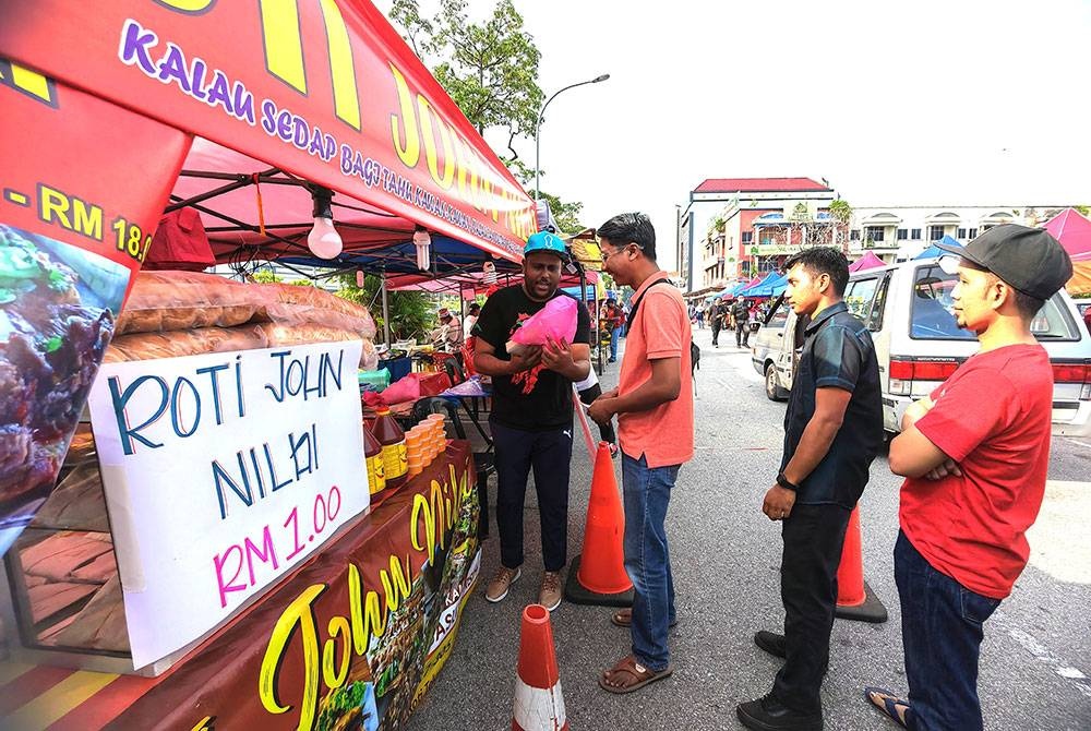 Niat beramal, peniaga jual roti john RM1