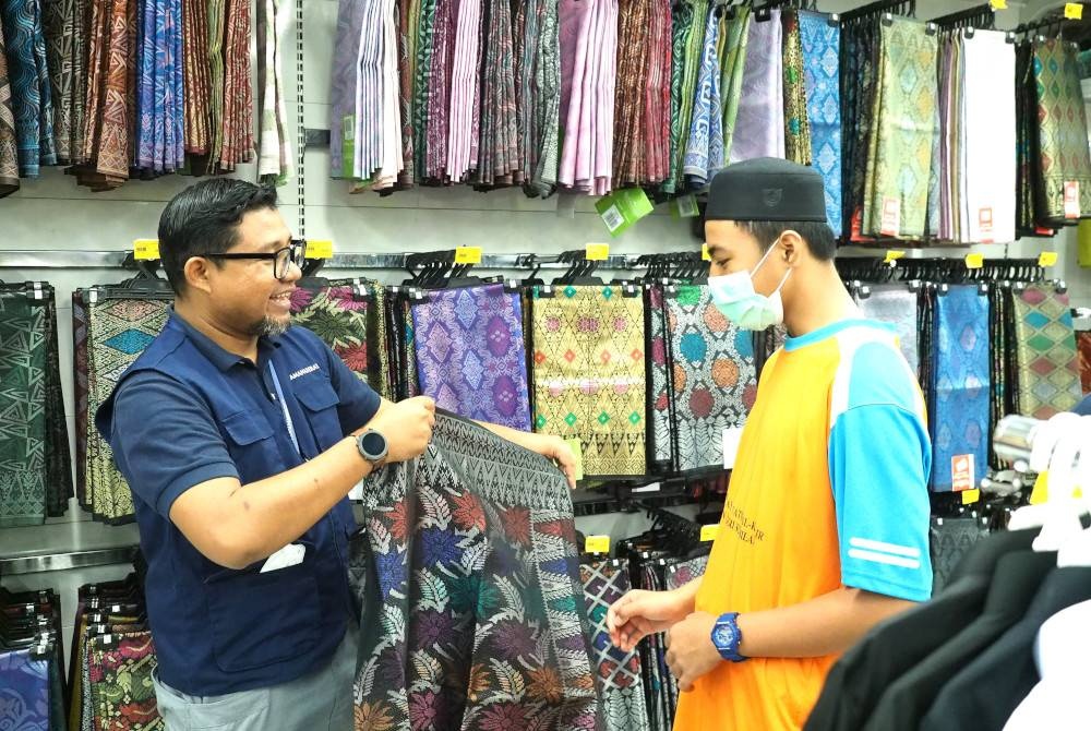 AmanahRaya rai 53 anak yatim, asnaf beli pakaian raya