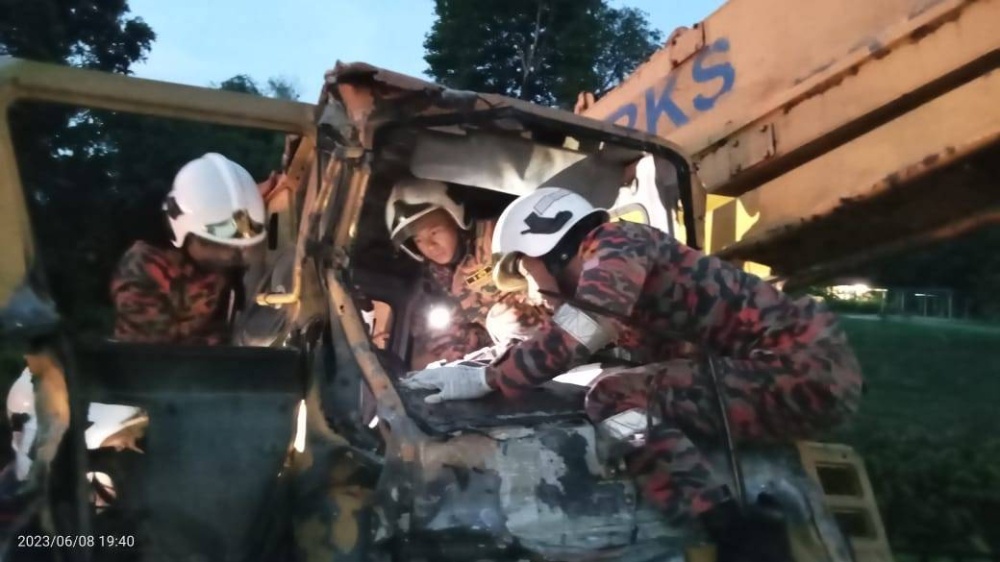 Tiga beradik maut nahas lori, kren