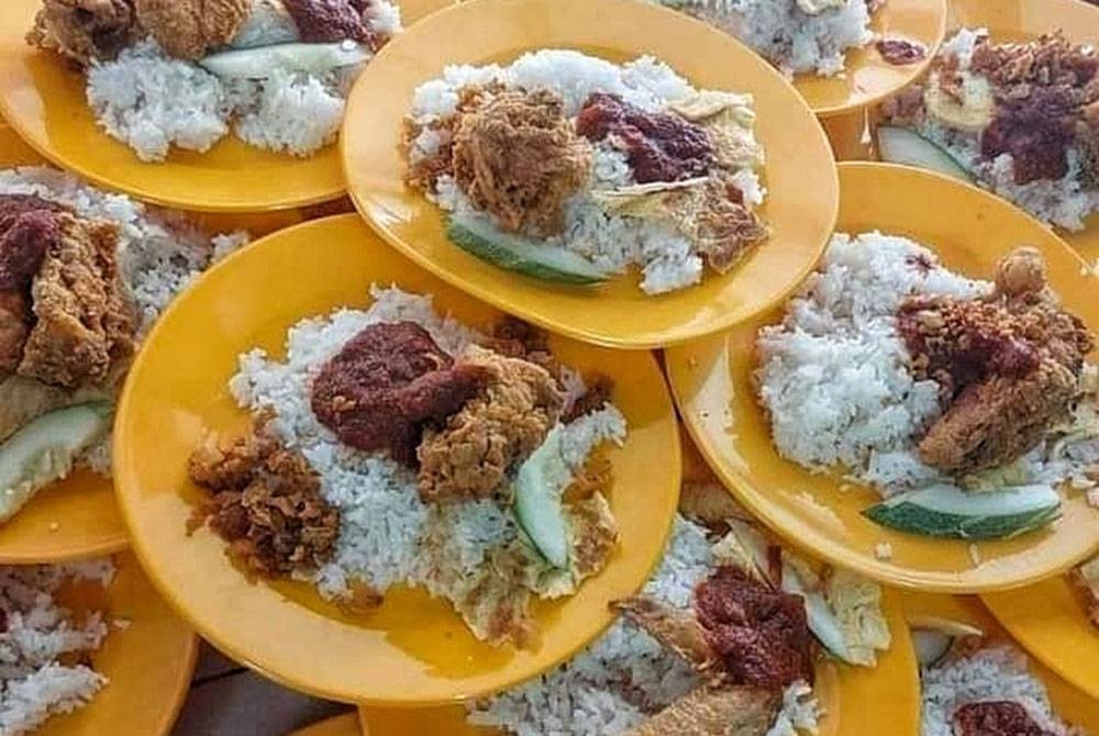 Nasi lemak ayam RM2 penuh pinggan