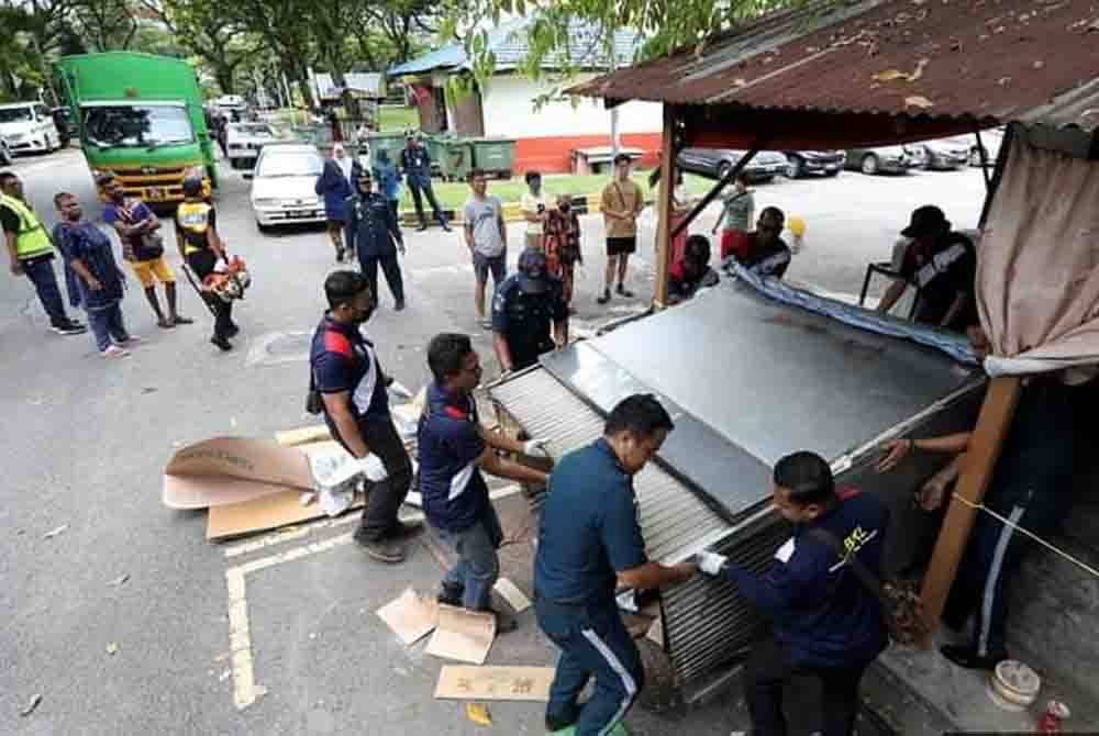 Barangan milik empat premis disita halang laluan